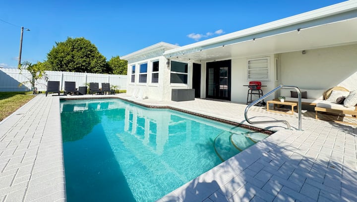 Heated Pool Oasis • Near Beaches • Bikes & Games! - Cape Coral, FL