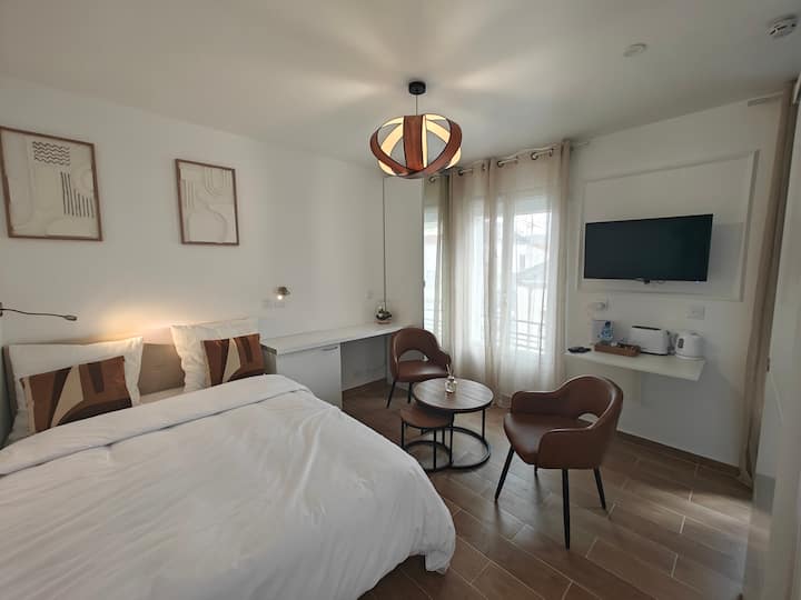 Le Nid De Paris Pleyel - Saint-Denis, France