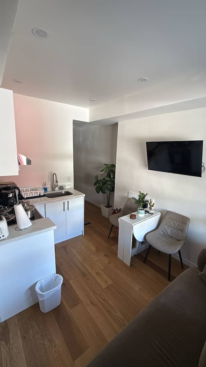 Cozy Two-bed Two Bath Apt To - Toronto