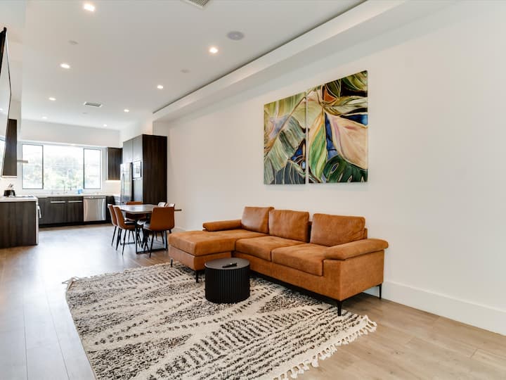 Luxury Modern 4 Bed 3 Bath Home With Rooftop Deck - Beverly Hills, CA