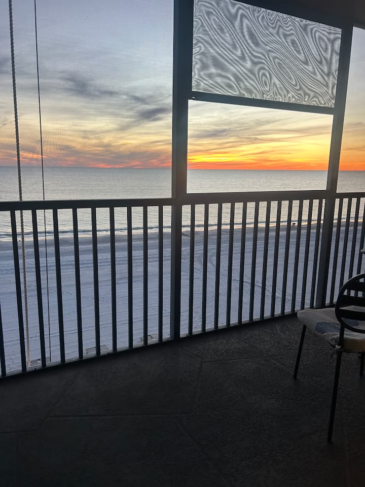 Beachfront Paradise – Balcony, Sunsets & Waves - Madeira Beach, FL