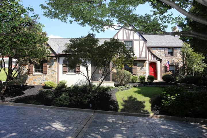 Furnished Studio Apartment In Historic Building - Silver Spring, MD