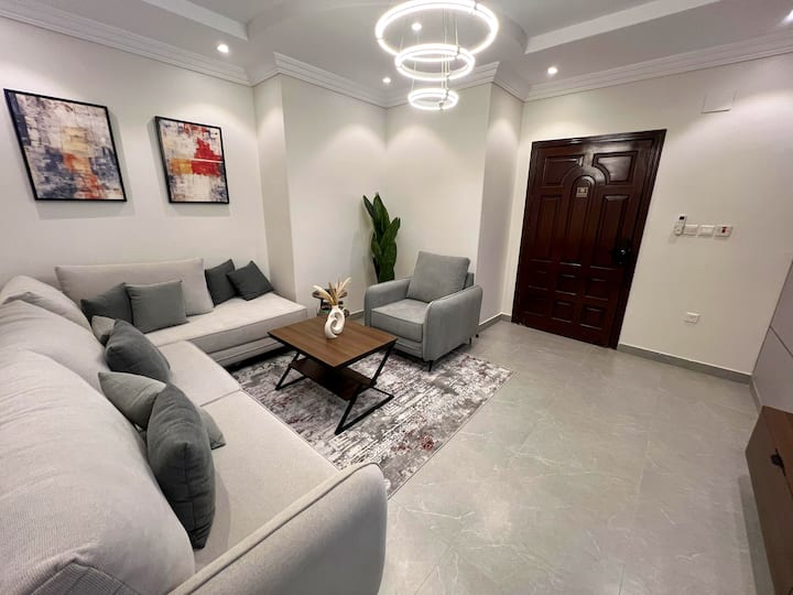 Elegant 2-bed Apartment With Living & Kitchen - Jeddah