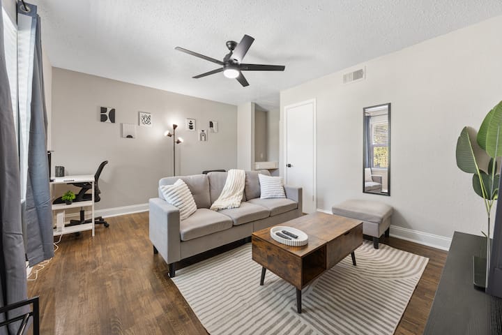 Upscale 1bd King Suite | Pool, W/d, Desk, Parking - Dallas, TX