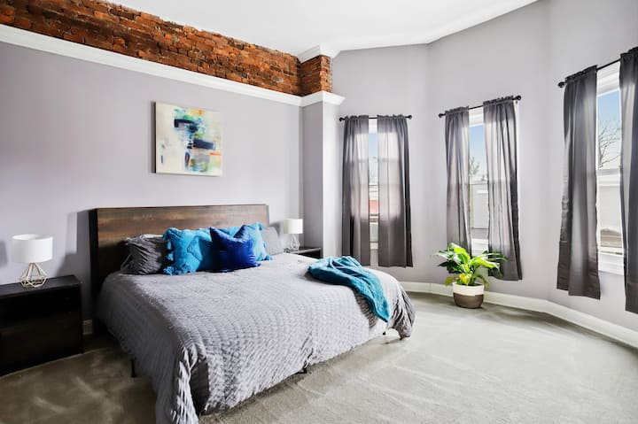 Modern 5-bed Home W/ Wine & Private Yard - Baltimore