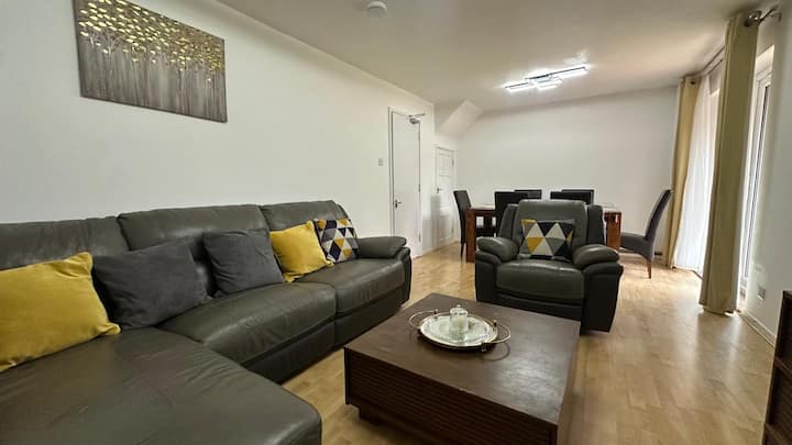 3-bed Family Home In Furzton | Near Lake & Parking - Milton Keynes