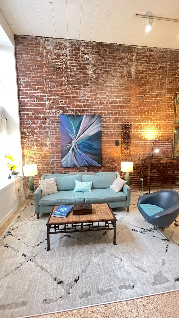Private Loft Style Townhouse. - Boston, MA