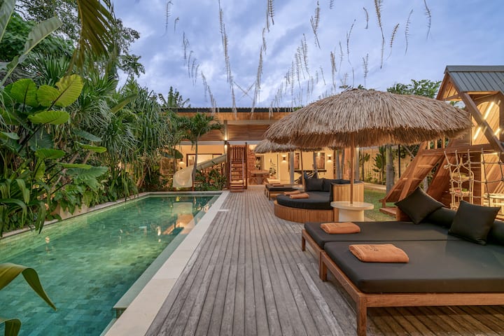 Incredible Family Villa With Water Slide/beachside - Sanur