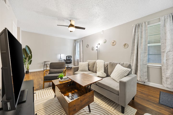 Upscale 1bd Queen Suite | Pool, W/d, Desk, Parking - Dallas, TX