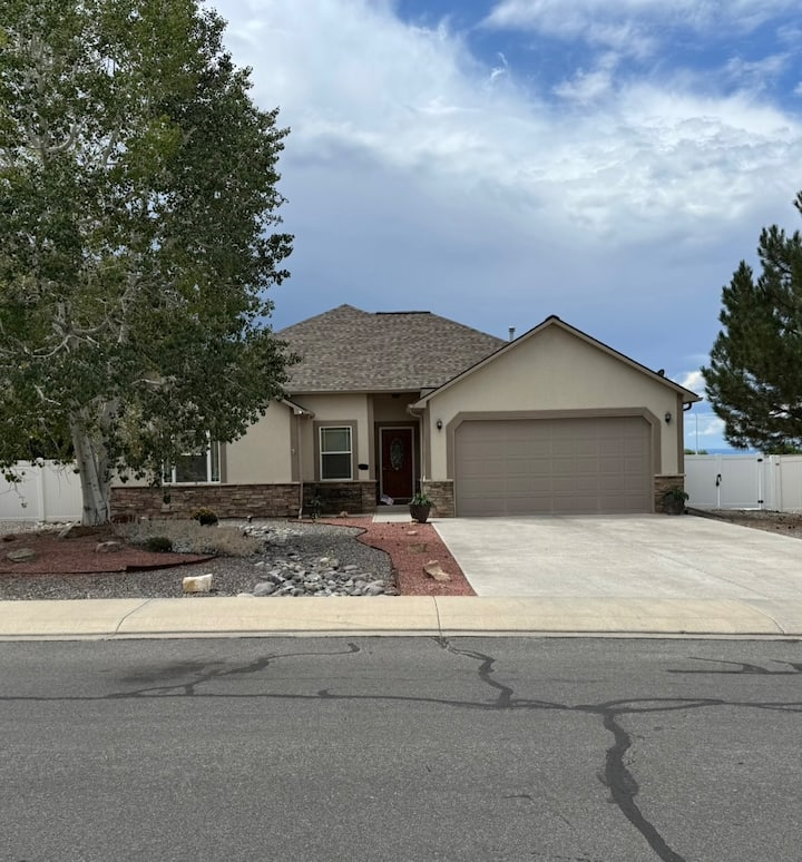 Montrose Retreat 3br Fenced Yard - Montrose, CO
