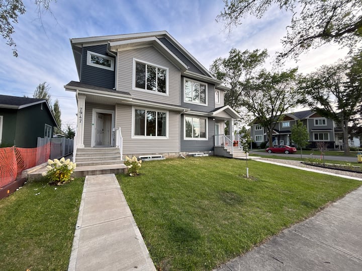 3 Bedroom House With Garage And Fenced Backyard - Edmonton