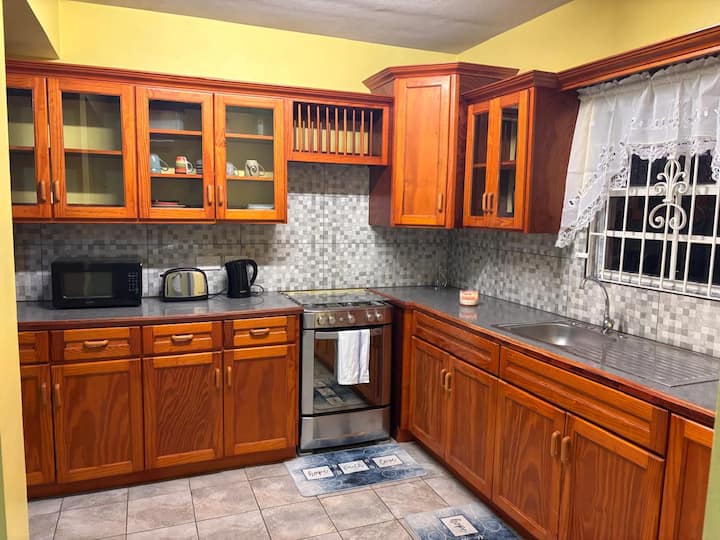Clean 2br Apt In St. George: Walk To Town & Bus - Grenada