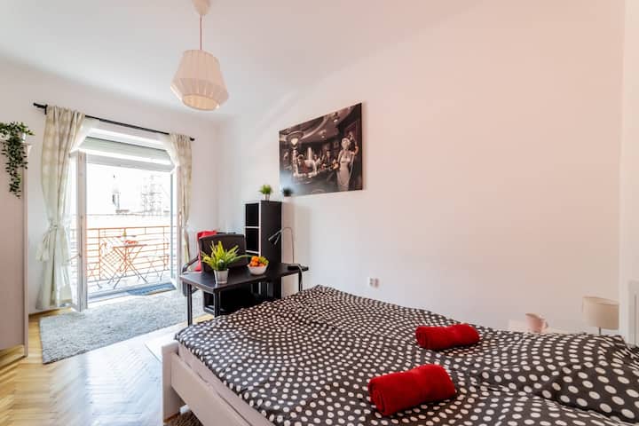 The Downtown Soho Studio W/ High Floor Balcony - Budapest