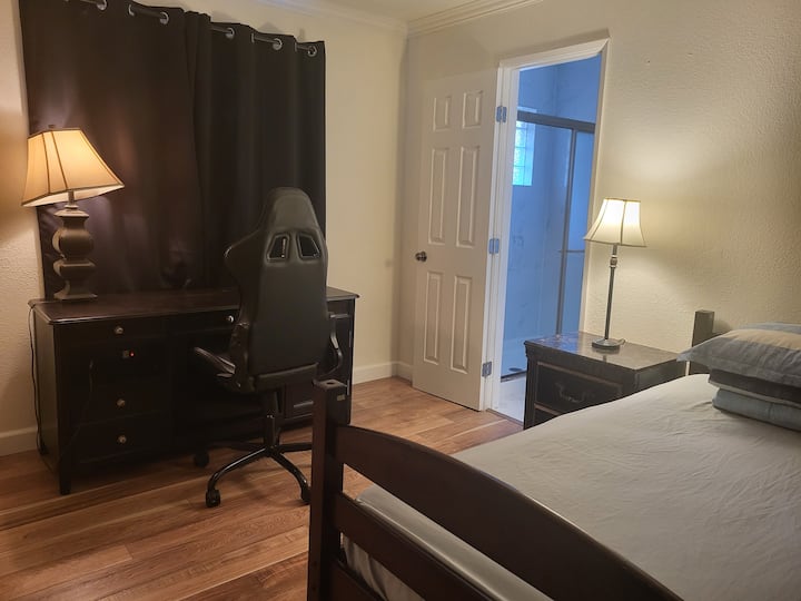 Quiet Room Near Park - Elk Grove, CA