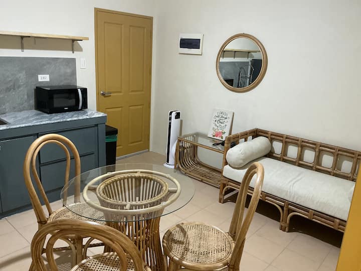 Condo 2 Br With Parking & Fiber Internet - Dumaguete