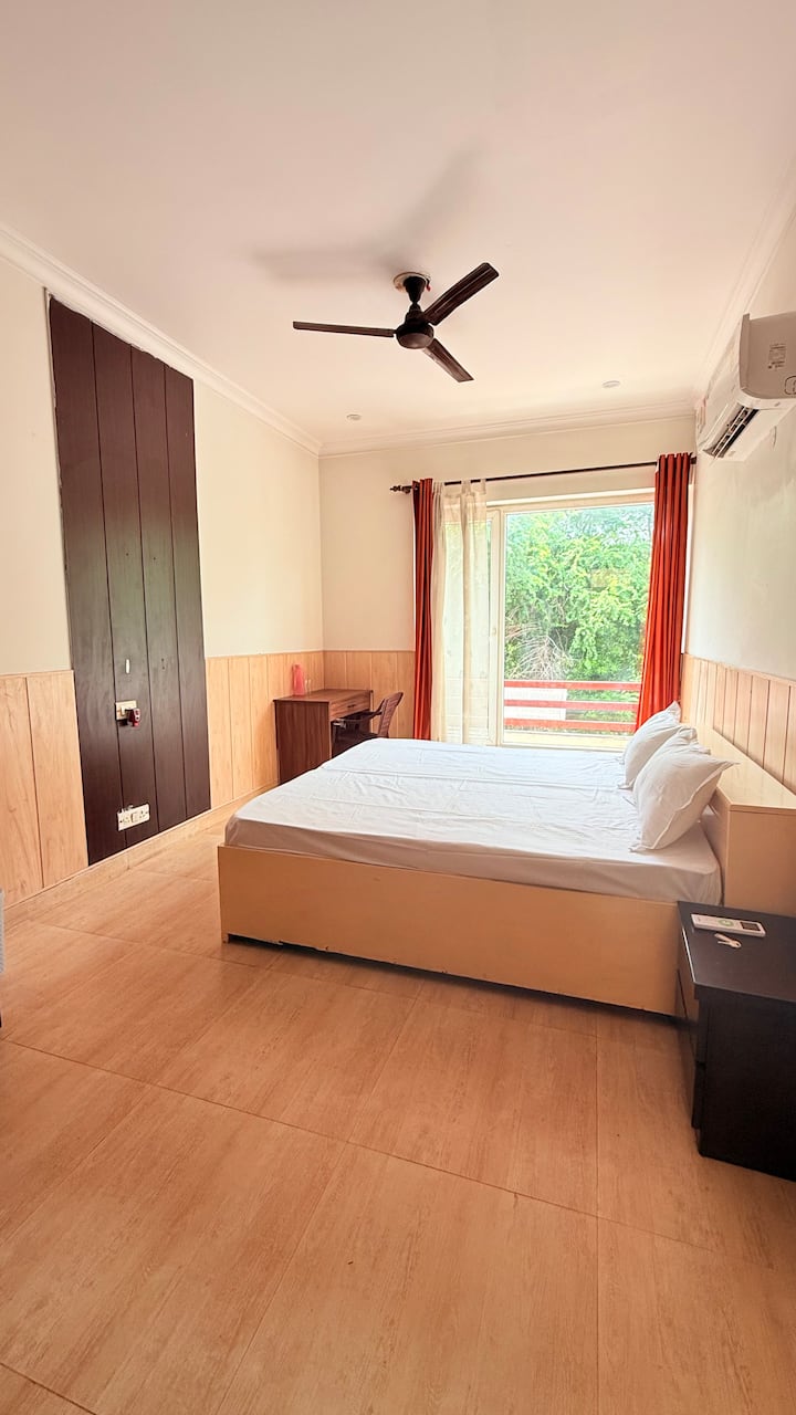 Garden Facing Room W/balcony In Bungalow - Noida