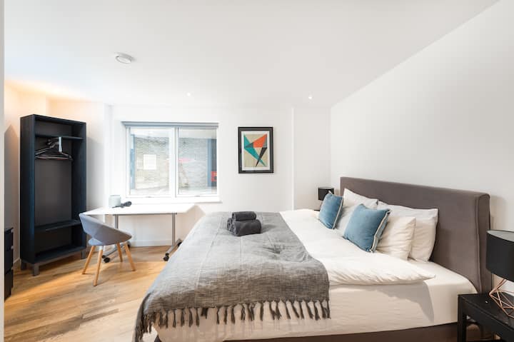 Shoreditch | 3 King Beds | Fast Wi-fi | Balcony - Central London