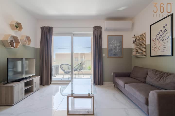 Spacious 4br W/balconies, Sea Views & Coastal Vibe - Málta