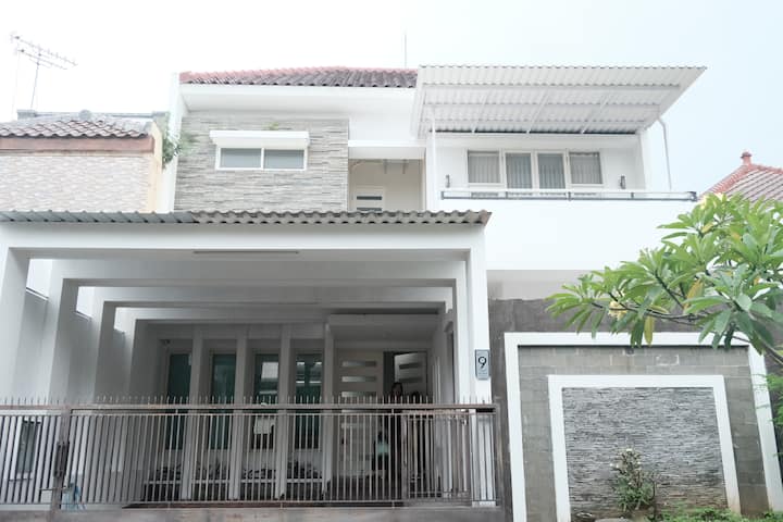 Staycation House For 10 People - Malang