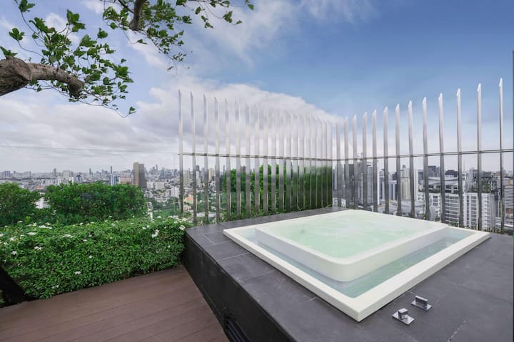 Cozy 1br |Bts 2 Min, 500 Mbps, Gym & Infinity-pool - Bangkok