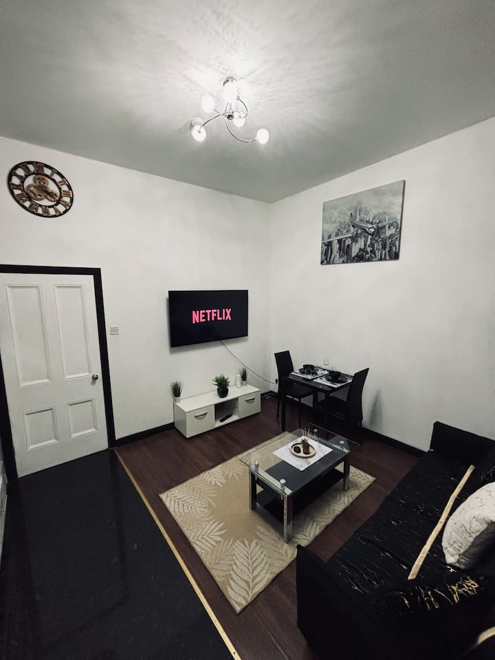 Modern, Centre Prime Location, Sleeps 3, 2 Beds - Sheffield
