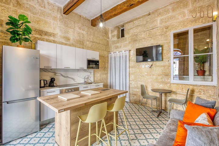 Stylish Townhouse + Balcony Near Bormla Waterfront - 몰타