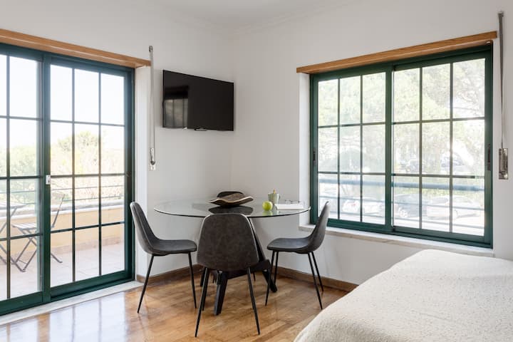 Bright Studio With Balcony In Central Cascais - Cascaes