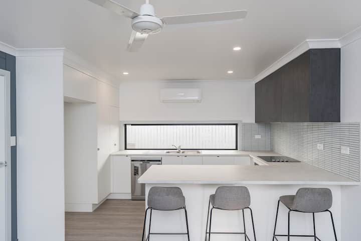 Modern 2-bed 2-bath Granny Flat | Minutes From Cbd - Rockhampton