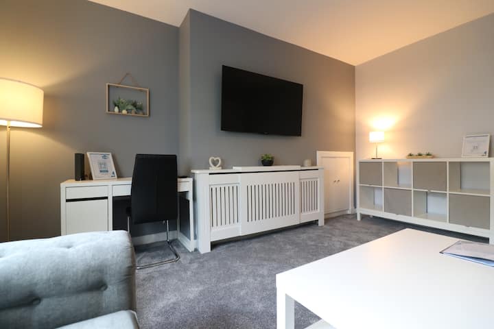 Perfect 4 Br Apartment, Sleeps 8 - Motherwell