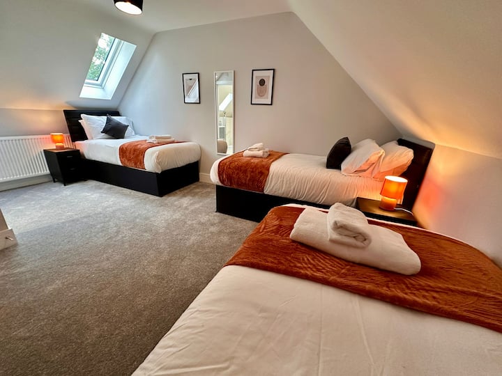 Spacious 4-bed House | Sleeps 9 | Free Ev Charging - Telford