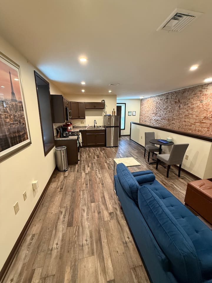 Spacious Third Floor Apartment - Harrisburg, PA