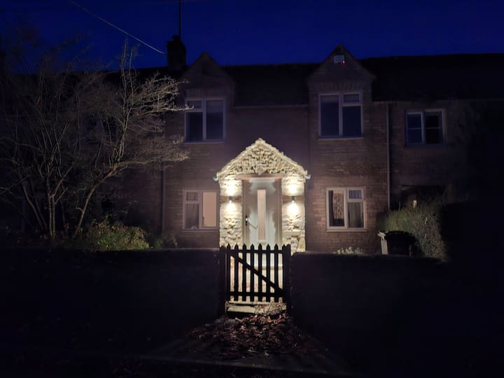 Cotswold Cottage In Village Near Cirencester - Cirencester