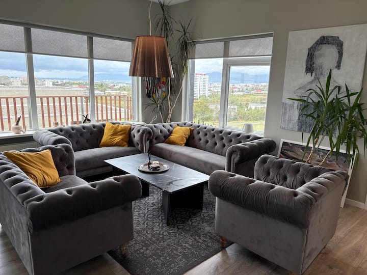 Big Villa With City View, Hot Tub And Mini Cinema - Reykjavík