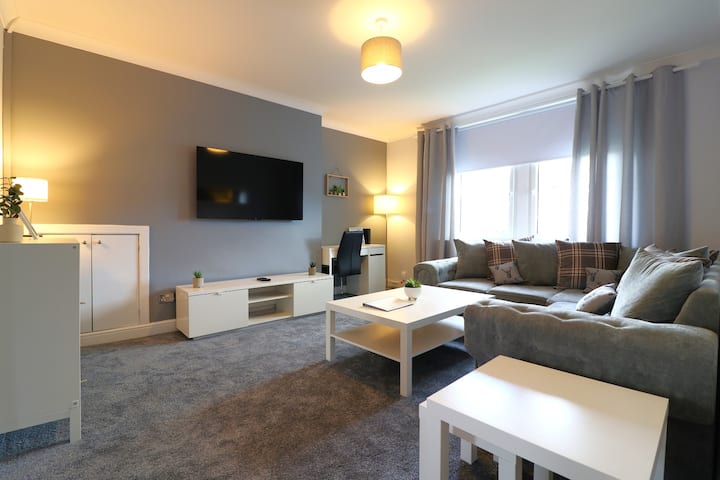 Lovely 2 Bedroom Flat, Sleeps 4 - Motherwell