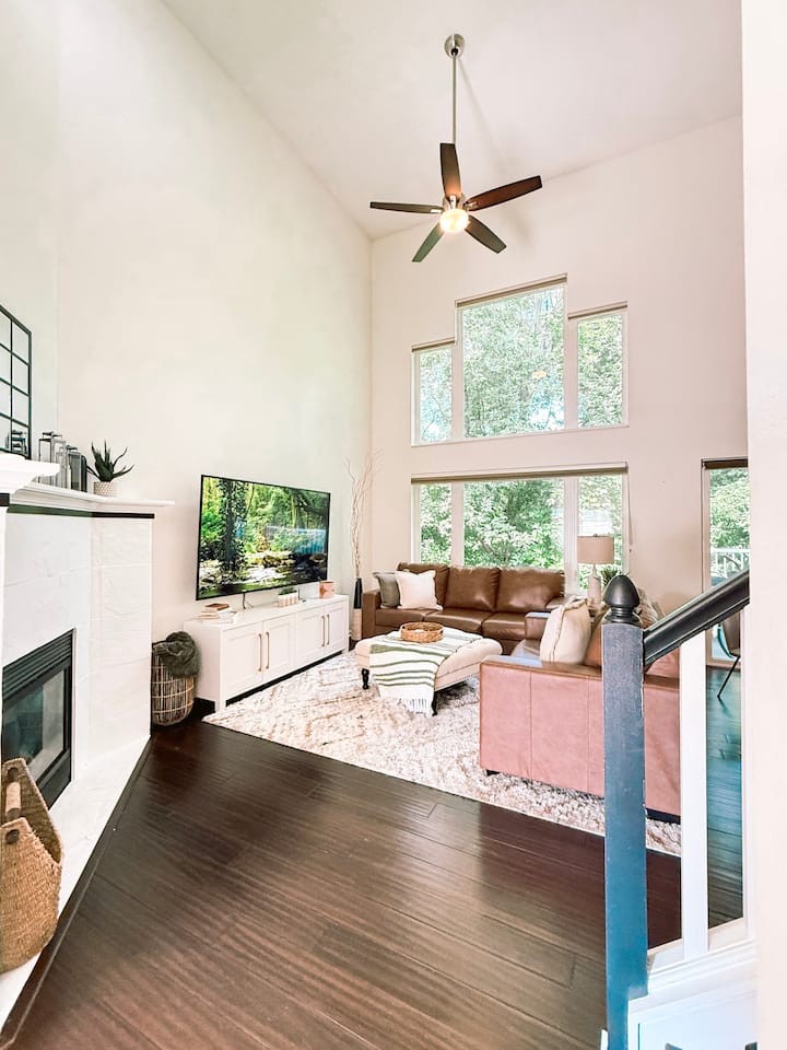 Tasteful 3 Level Near Airport! - Cottage Grove, MN