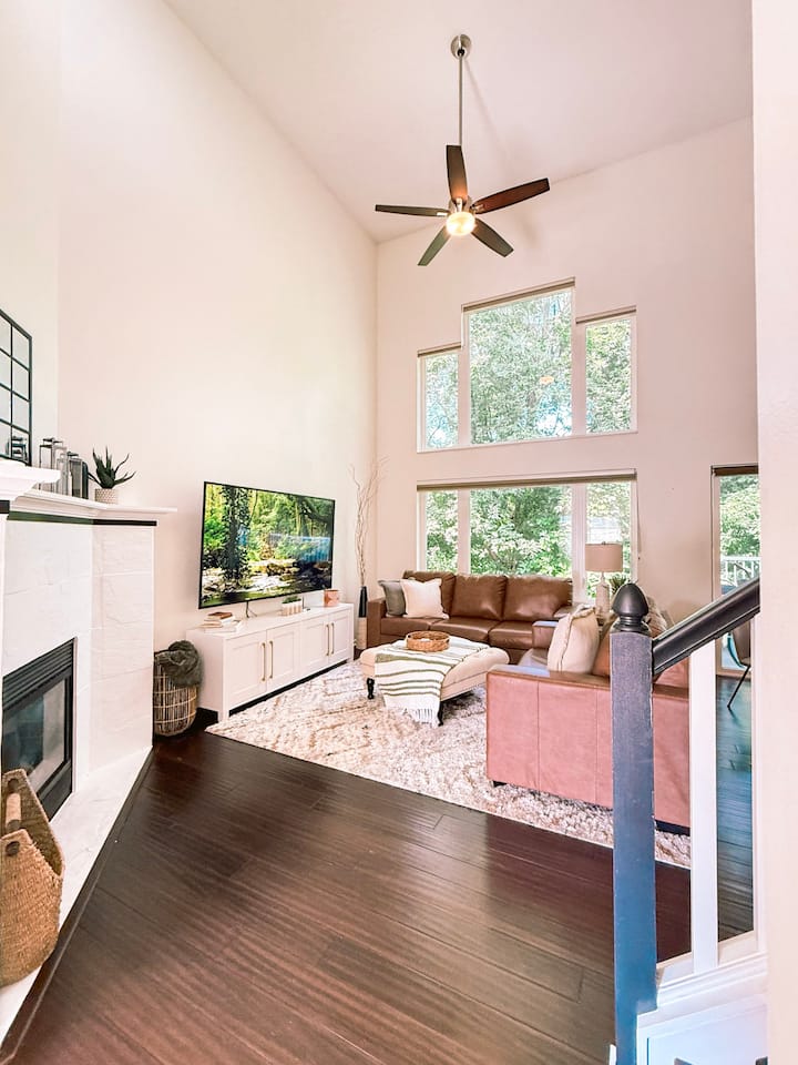 Tasteful 3 Level Near Airport! - Cottage Grove, MN