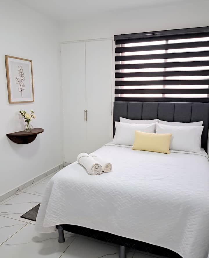 Central Location-near Downtown-fits13 | A/c &Prk - San Salvador