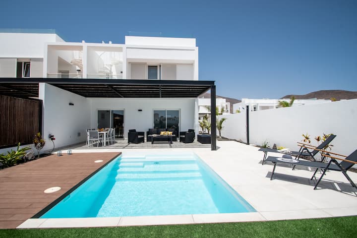 Serena Villa 38 - Heated Pool, Ac, Sea Views - Lanzarote