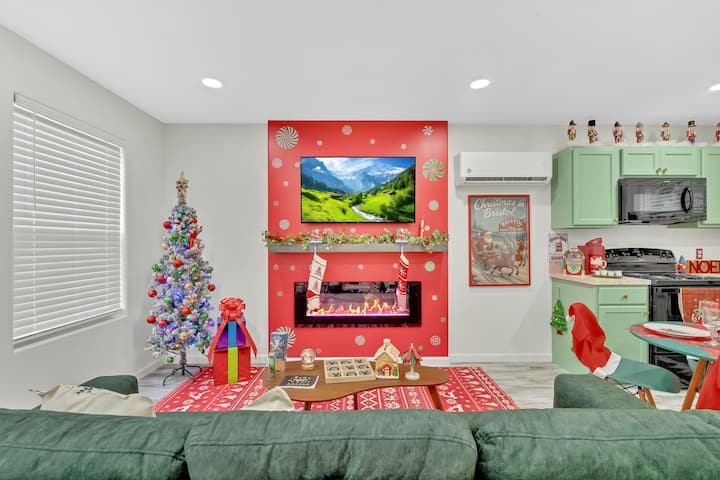 * Christmas-themed Getaway In Bristol * - Bristol, TN