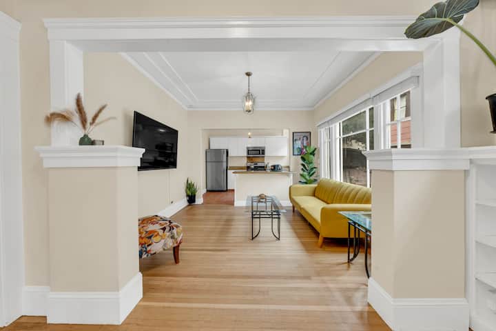 Urban 2 Br Haven With Garden Patio Near Downtown - Oakland, CA