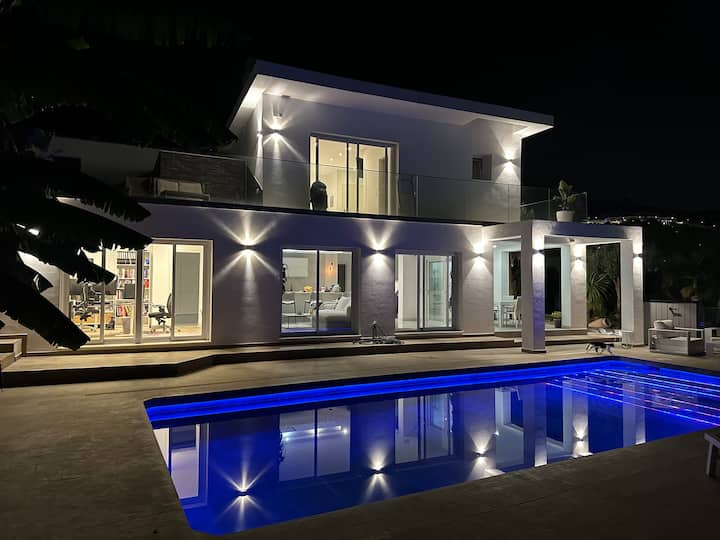Modern Villa, Sea View, Private Pool - Benalmádena
