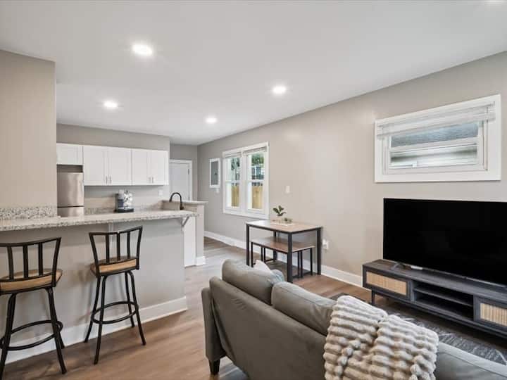 Chic 2br Retreat • Prime Warren - Fraser, MI
