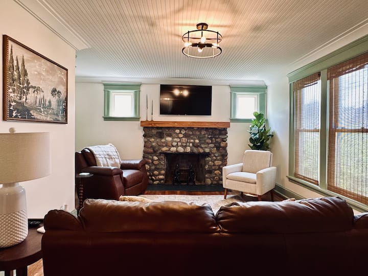 New Listing - Modernized Farmhouse! - ミシガン州