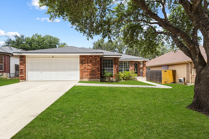 Three-bedroom Home Gated Neighborhood - Helotes, TX