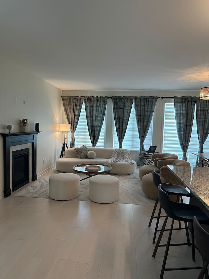 Chic Room In Designer Home - Kanata