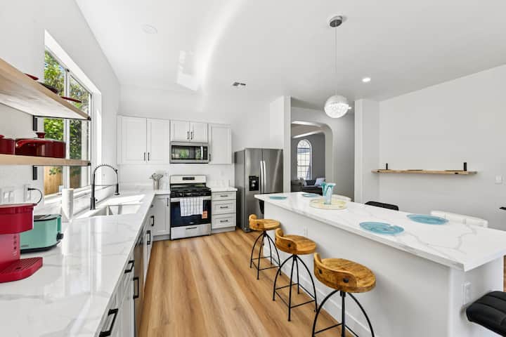 Monthly 25% Off |Chef Kitchen |Single-level 2300sf - Elk Grove