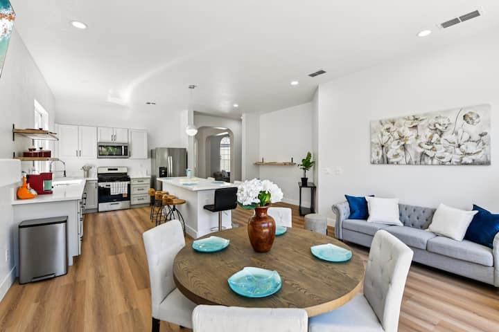 Monthly 35% Off | Fully Remodeled | 2300 Sf 4b3b - Elk Grove, CA