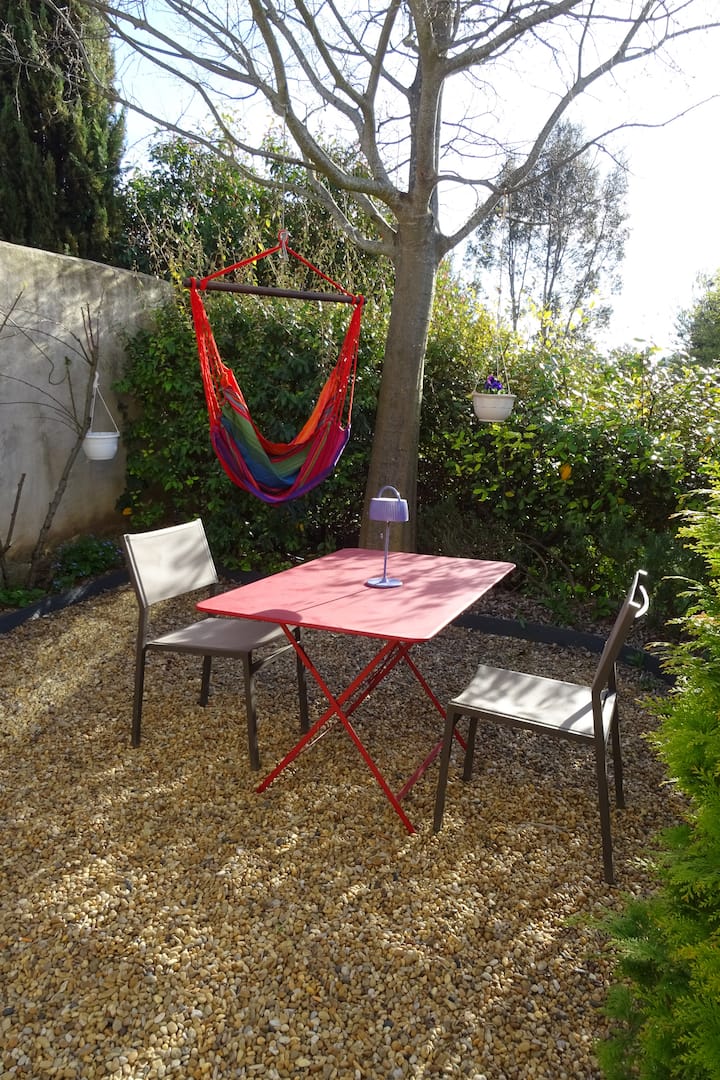 Maisonnette & Terrasse à L'ombre Du Micocoulier - Le Tholonet