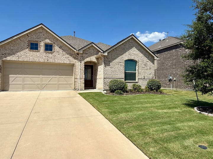 Cozy New 3br Retreat - Mins From Everything! - Frisco, TX