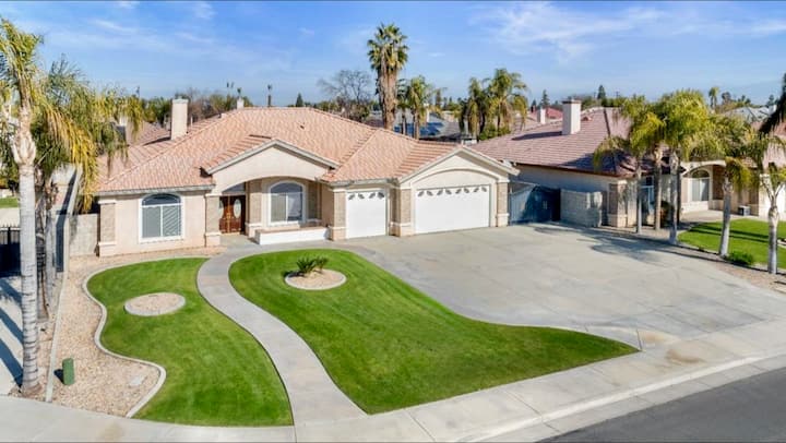 Large Beautiful Private Home-near Hwy 99 - Bakersfield, CA